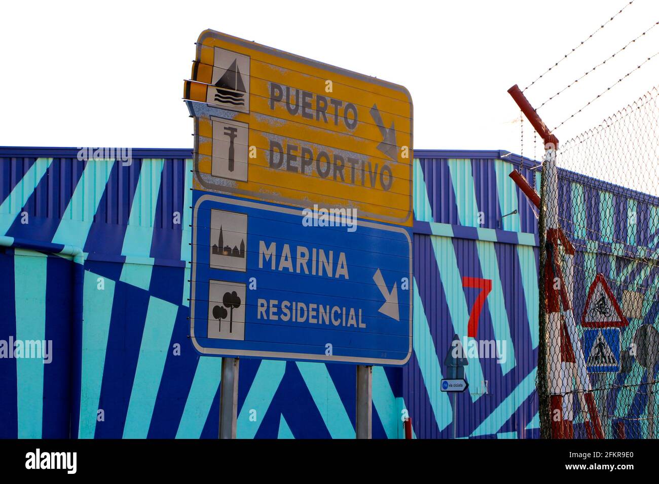 Spanish sign posts hi-res stock photography and images - Alamy