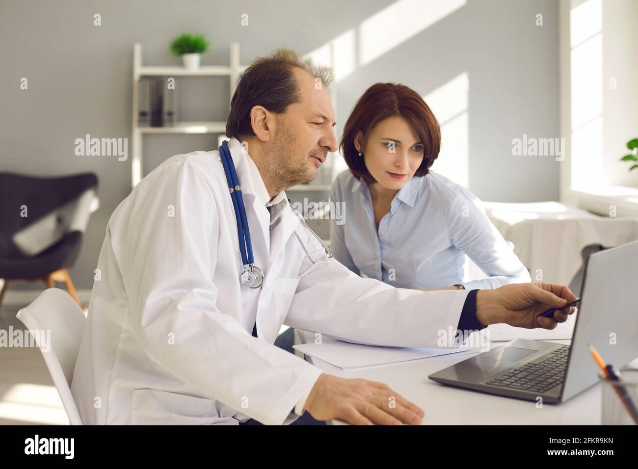 Brain scan mri doctor computer hi-res stock photography and images - Alamy