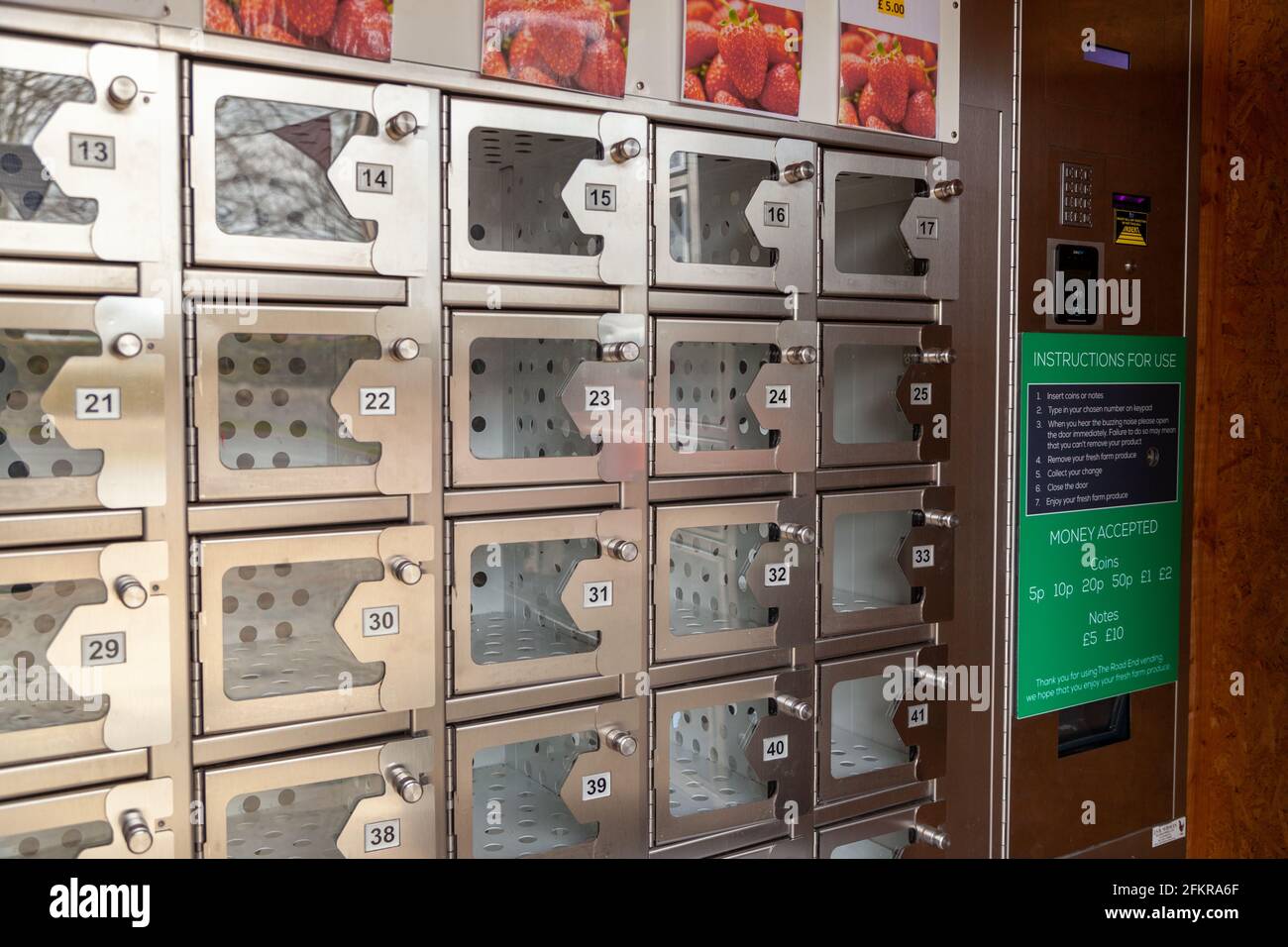 Empty vending machine hi-res stock photography and images - Alamy