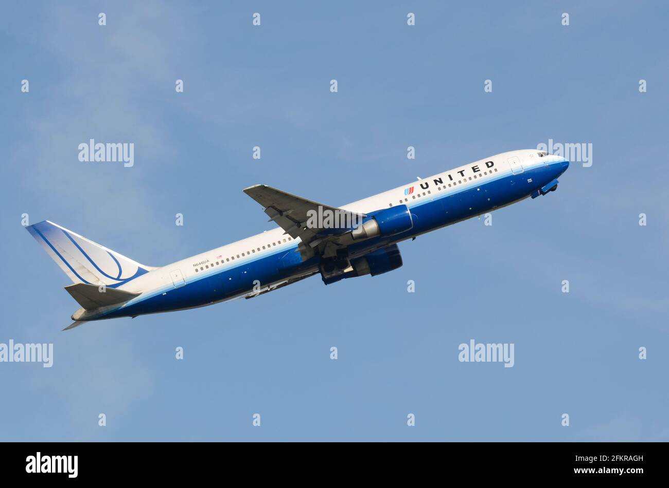 Boeing 767 in flight hi-res stock photography and images - Alamy