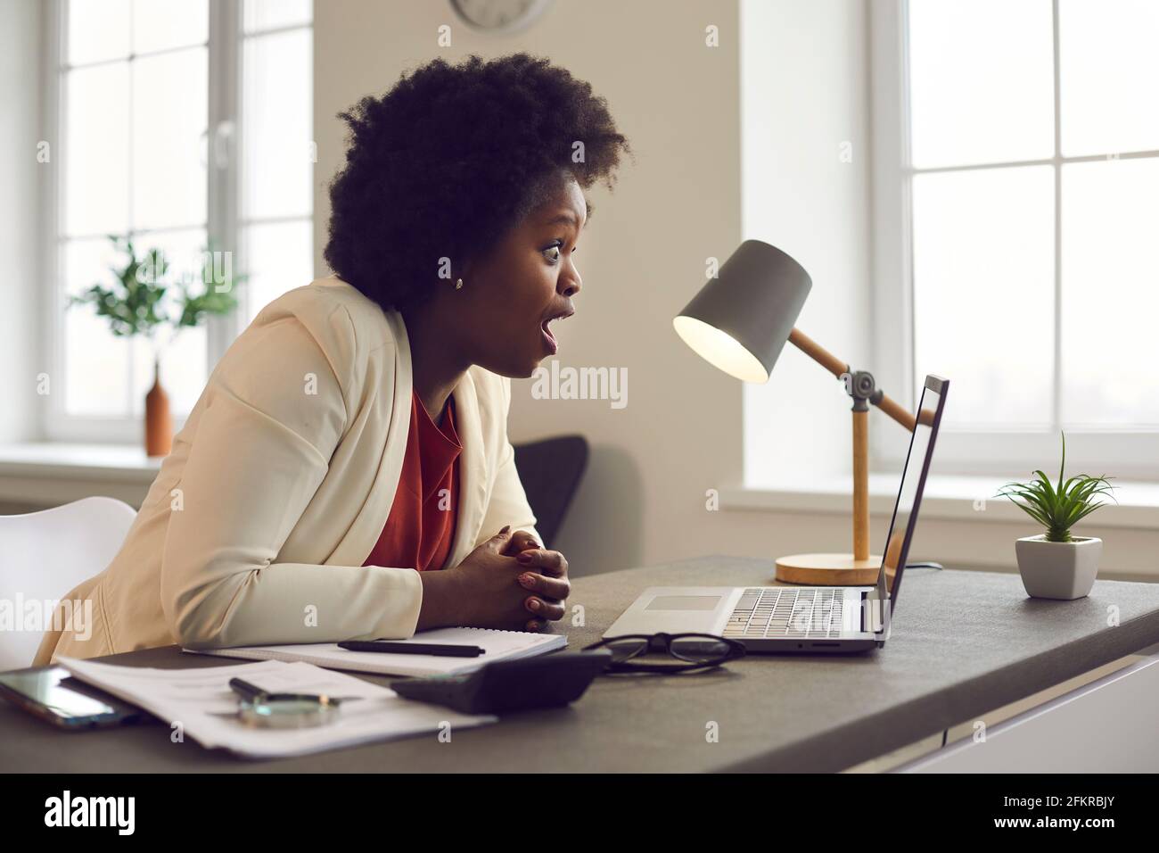 Woman computer screen face hi-res stock photography and images - Alamy