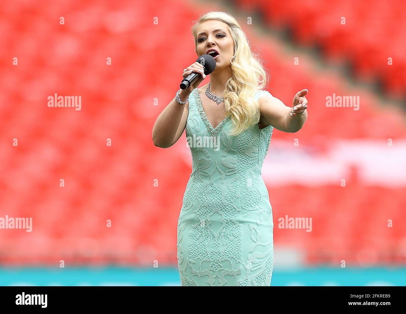 Emily haig sings national anthem hi-res stock photography and images ...