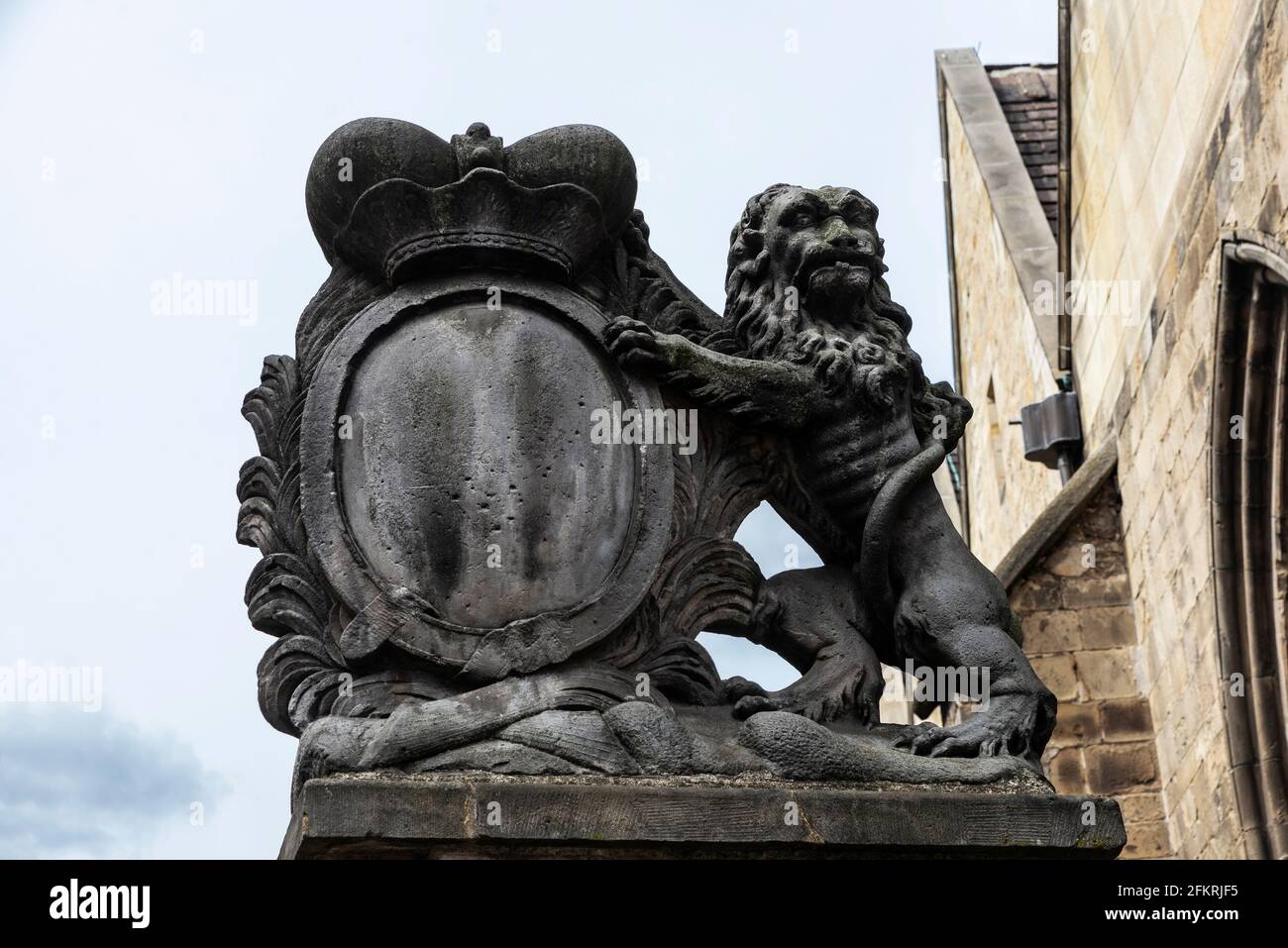 Statue of lion with shield hi-res stock photography and images - Alamy