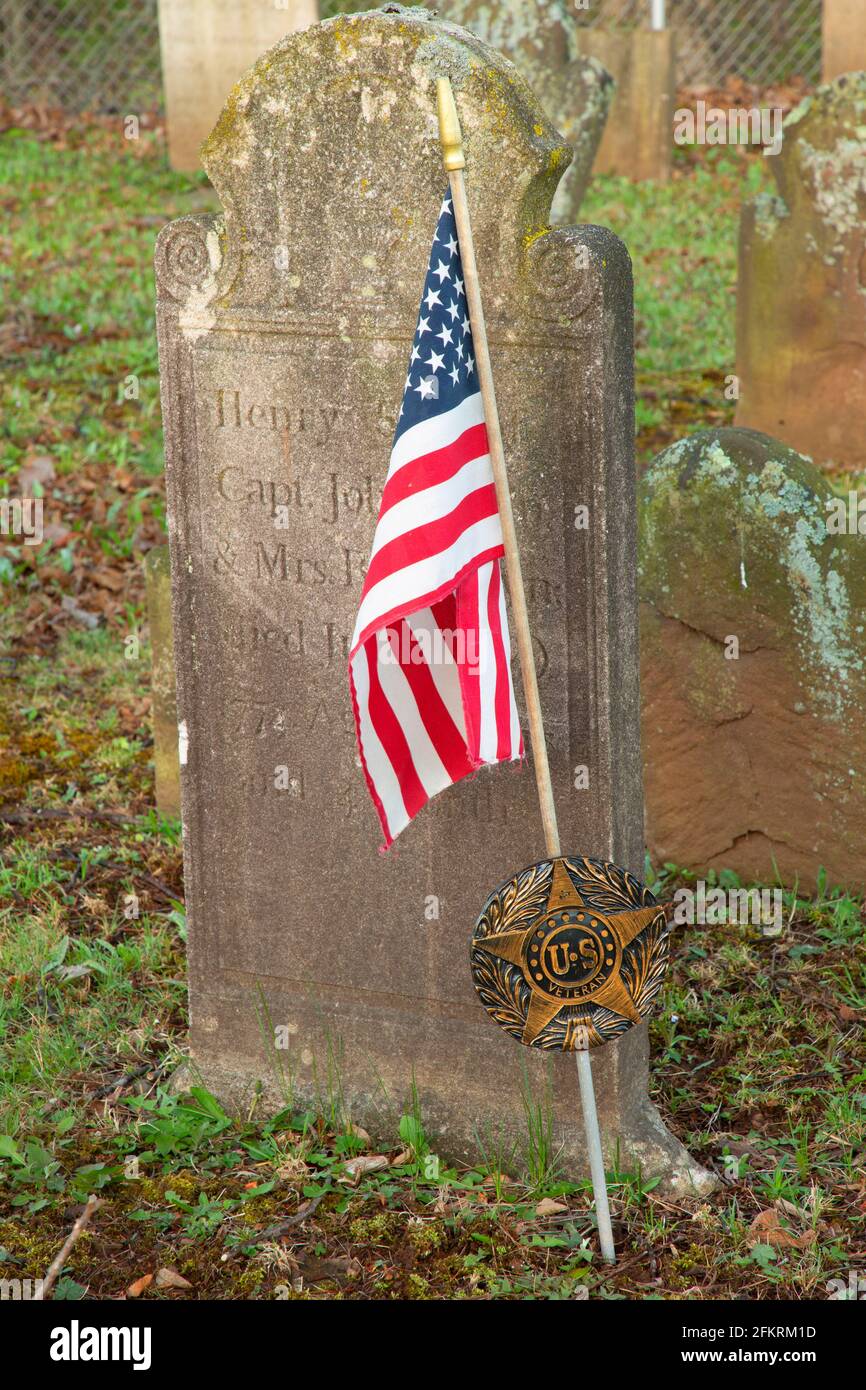 Headstone and flag hi-res stock photography and images - Alamy