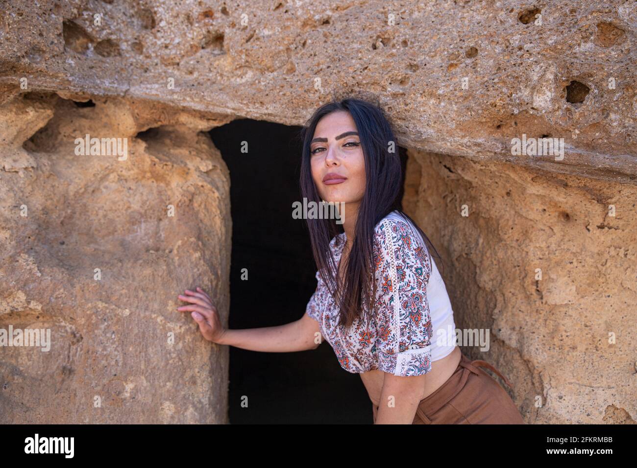 Cave girl hi-res stock photography and images - Alamy