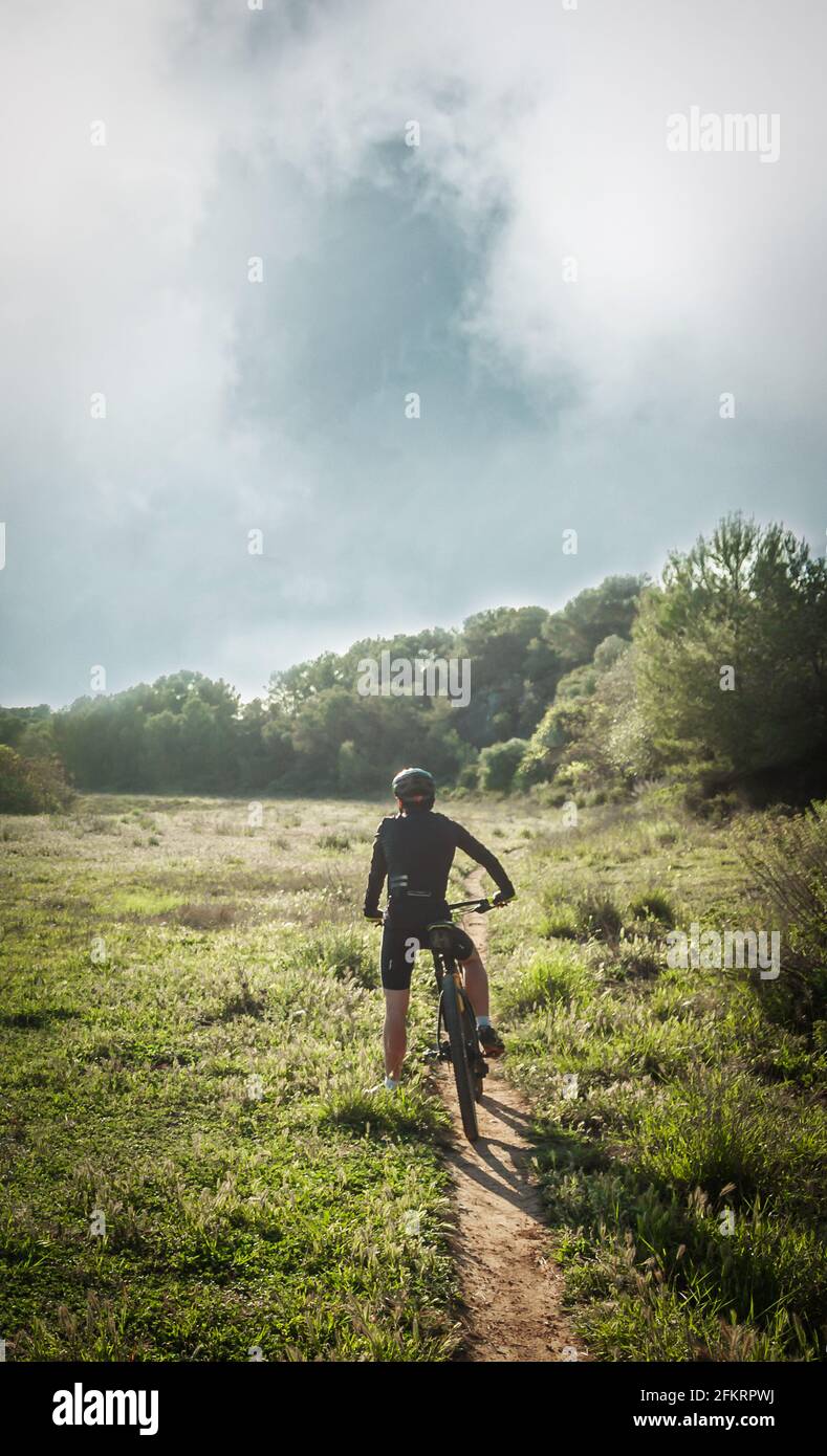 Mountain biker back view while resting during an outdoor workout Stock ...