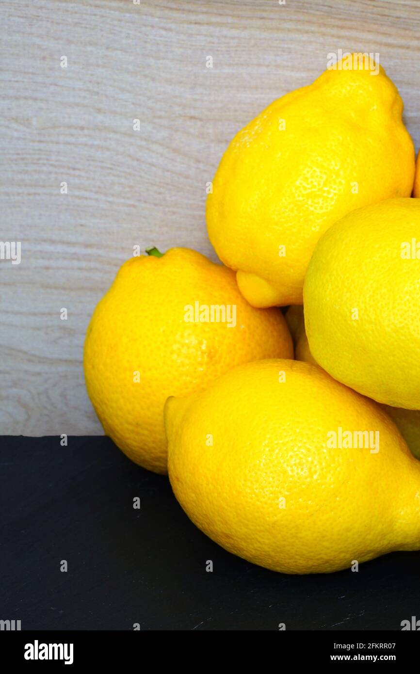 Pile of organic yellow lemons Stock Photo - Alamy
