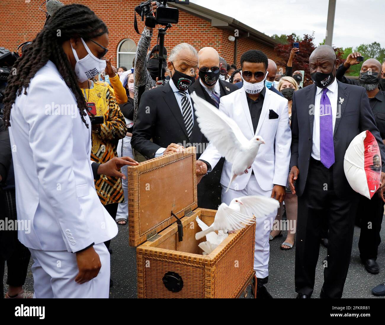 Releasing doves usa hi-res stock photography and images - Alamy