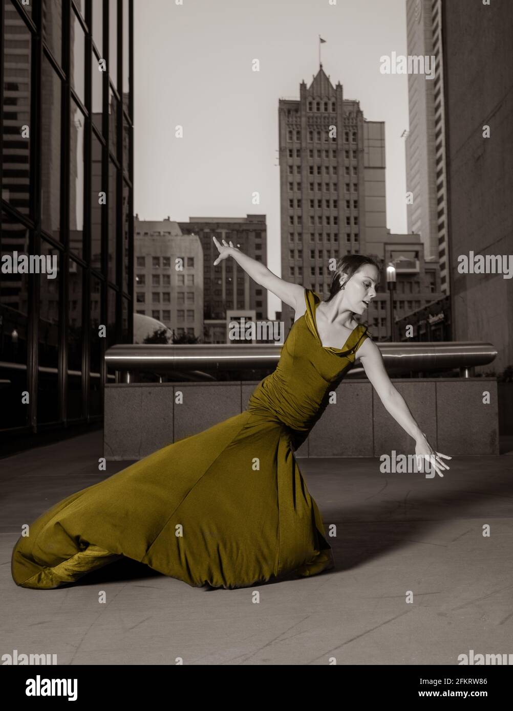 Urban pose fashion photoshoot model hi-res stock photography and images ...