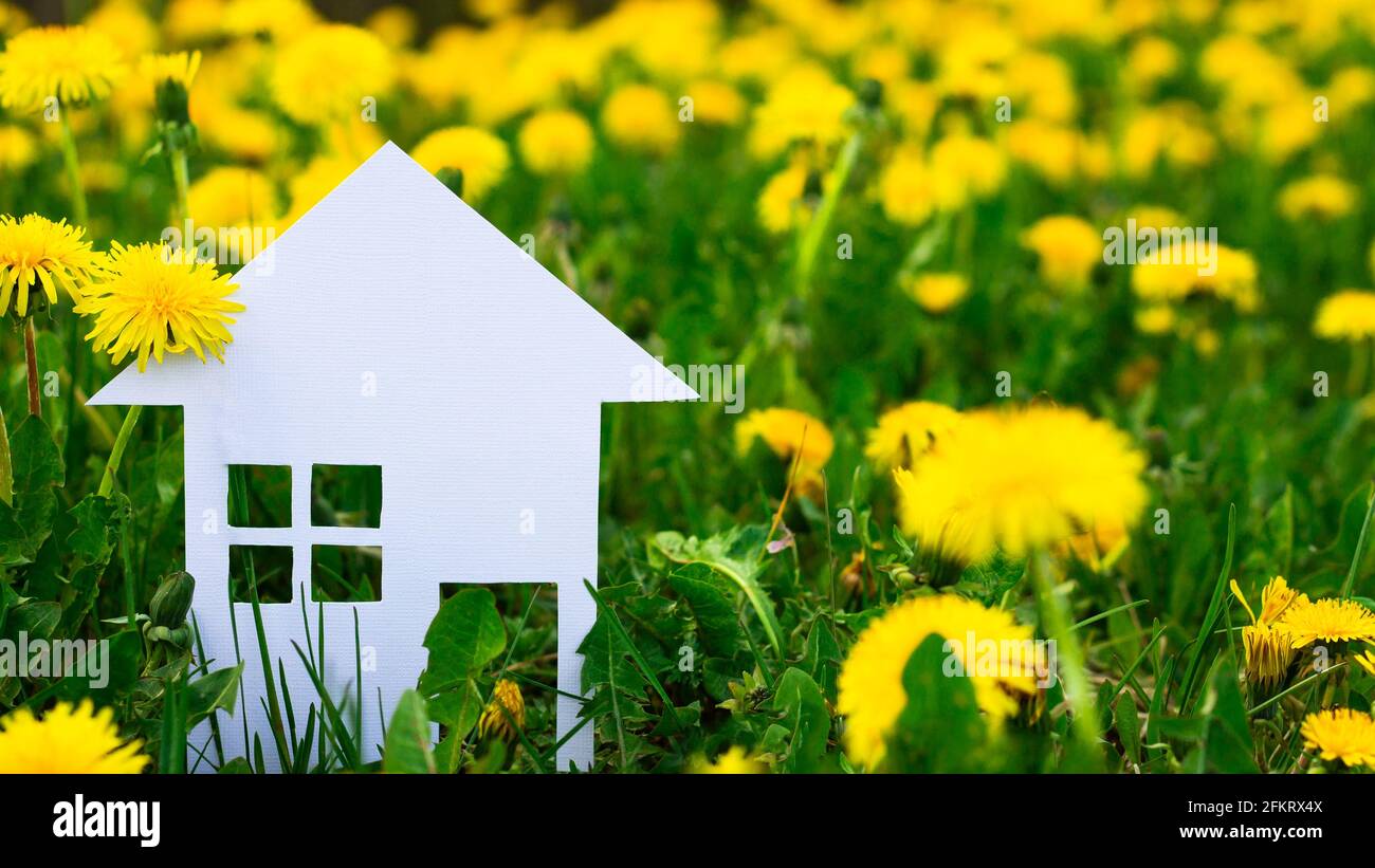 Cardboard house cut out hi-res stock photography and images - Alamy