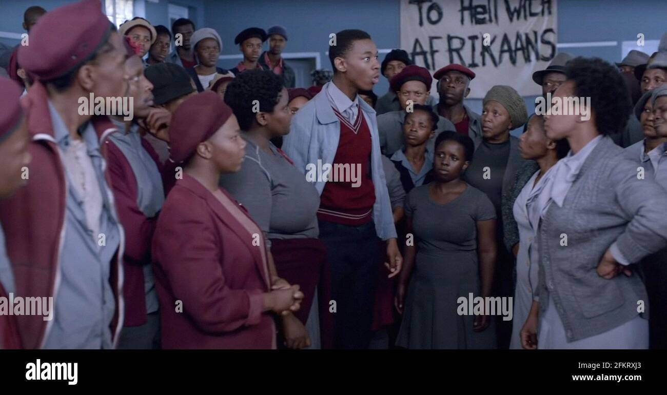 POPPIE NONGENA, Aphiwe Sithole (center), 2019. © kykNET Films ...