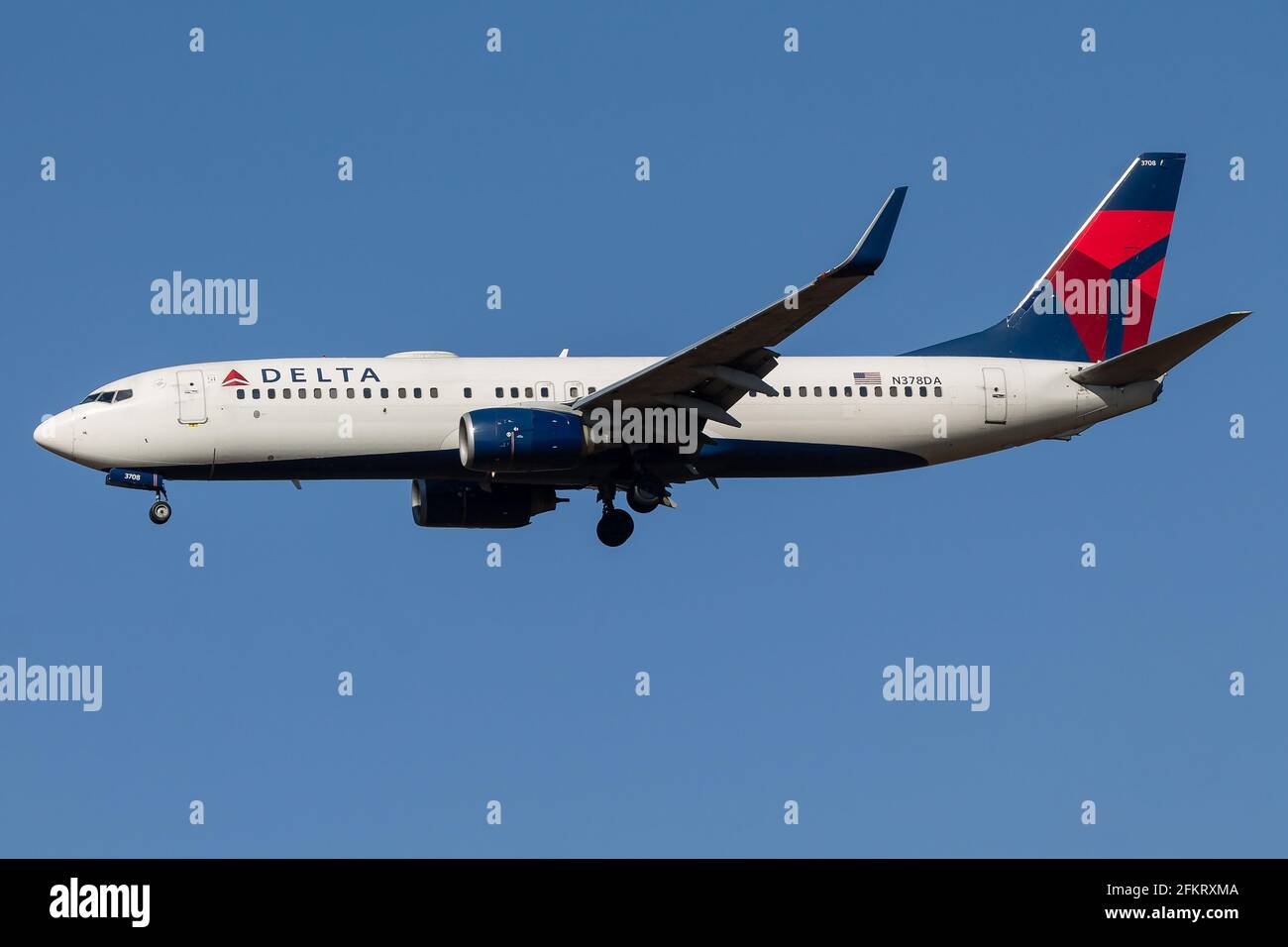 A Boeing 737-800 of Delta Air Lines arriving in Pittsburgh! Stock Photo ...