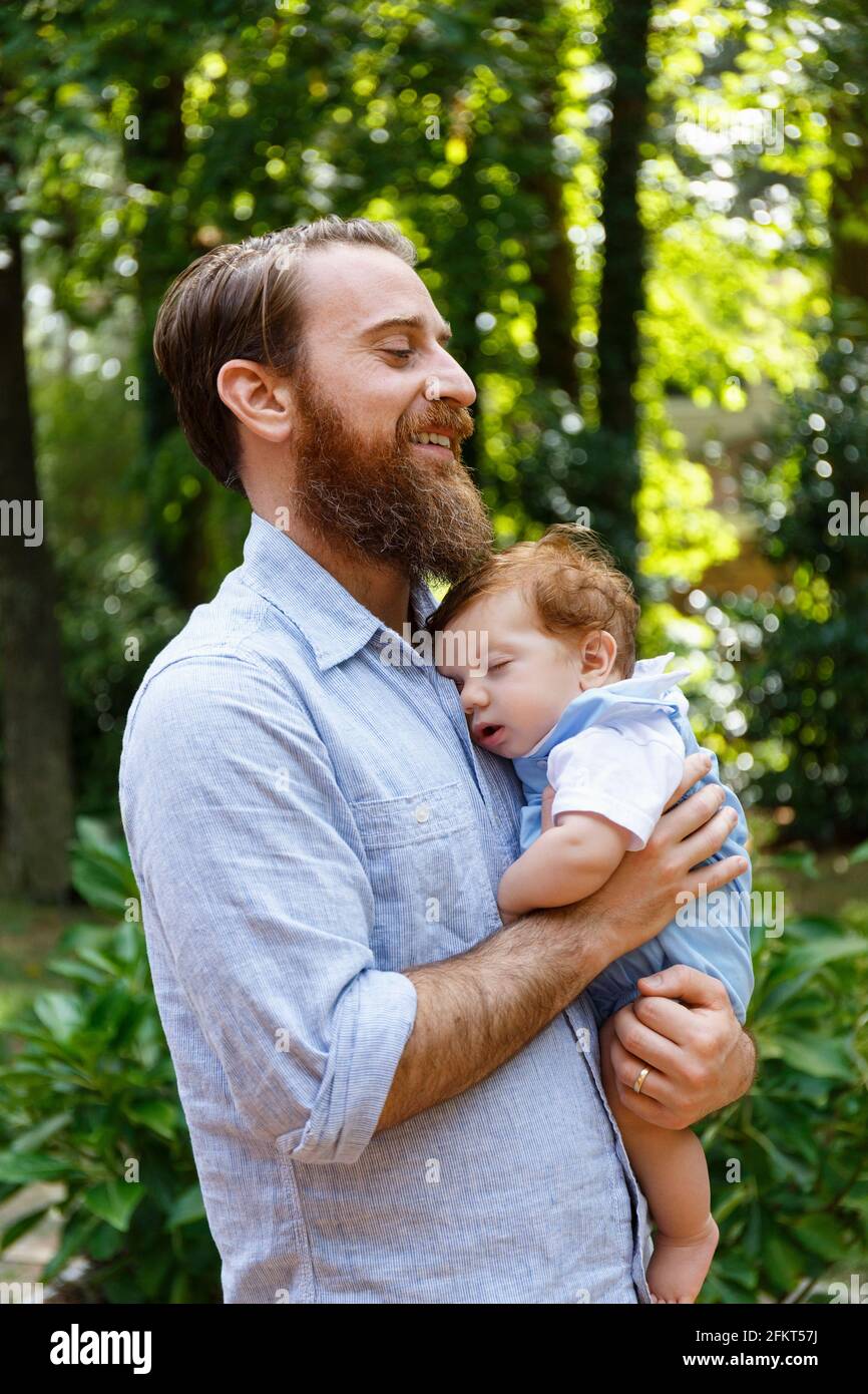 Father holding the baby hi-res stock photography and images - Alamy