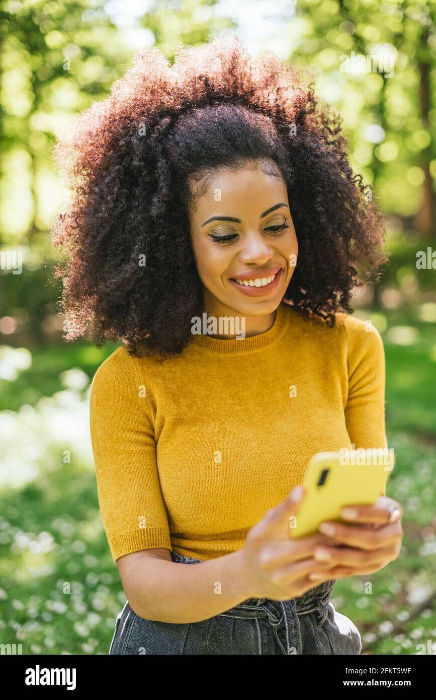 Mobile typing hi-res stock photography and images - Alamy