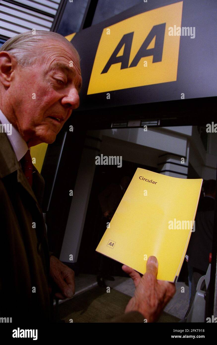 AN AA MEMBER ENTER THE LONDON ARENA TO CAST SEP 1999 HIS VOTE ON THE ...