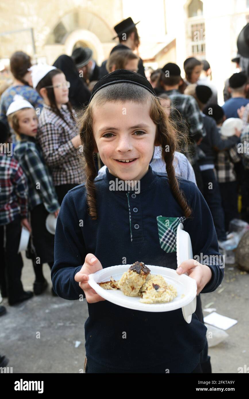 Jews waiting in line hi-res stock photography and images - Alamy