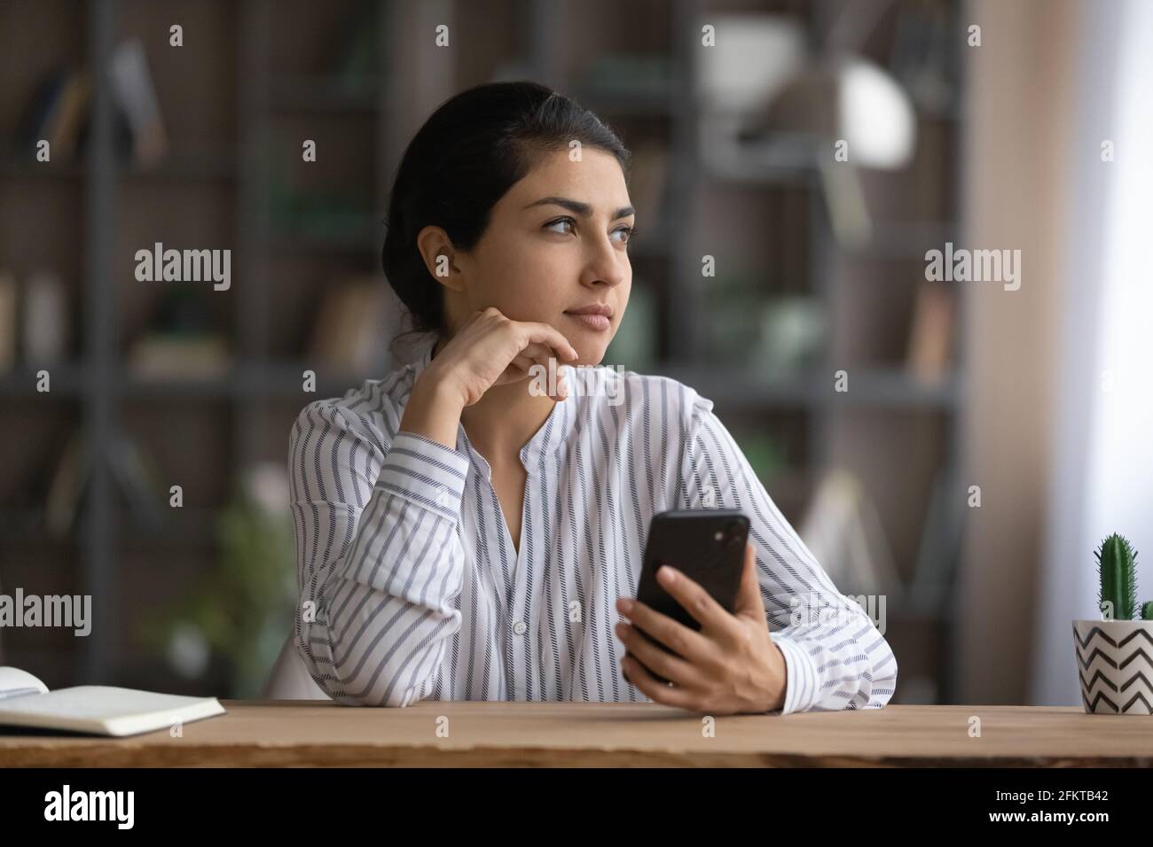 Distracted with phone hi-res stock photography and images - Alamy