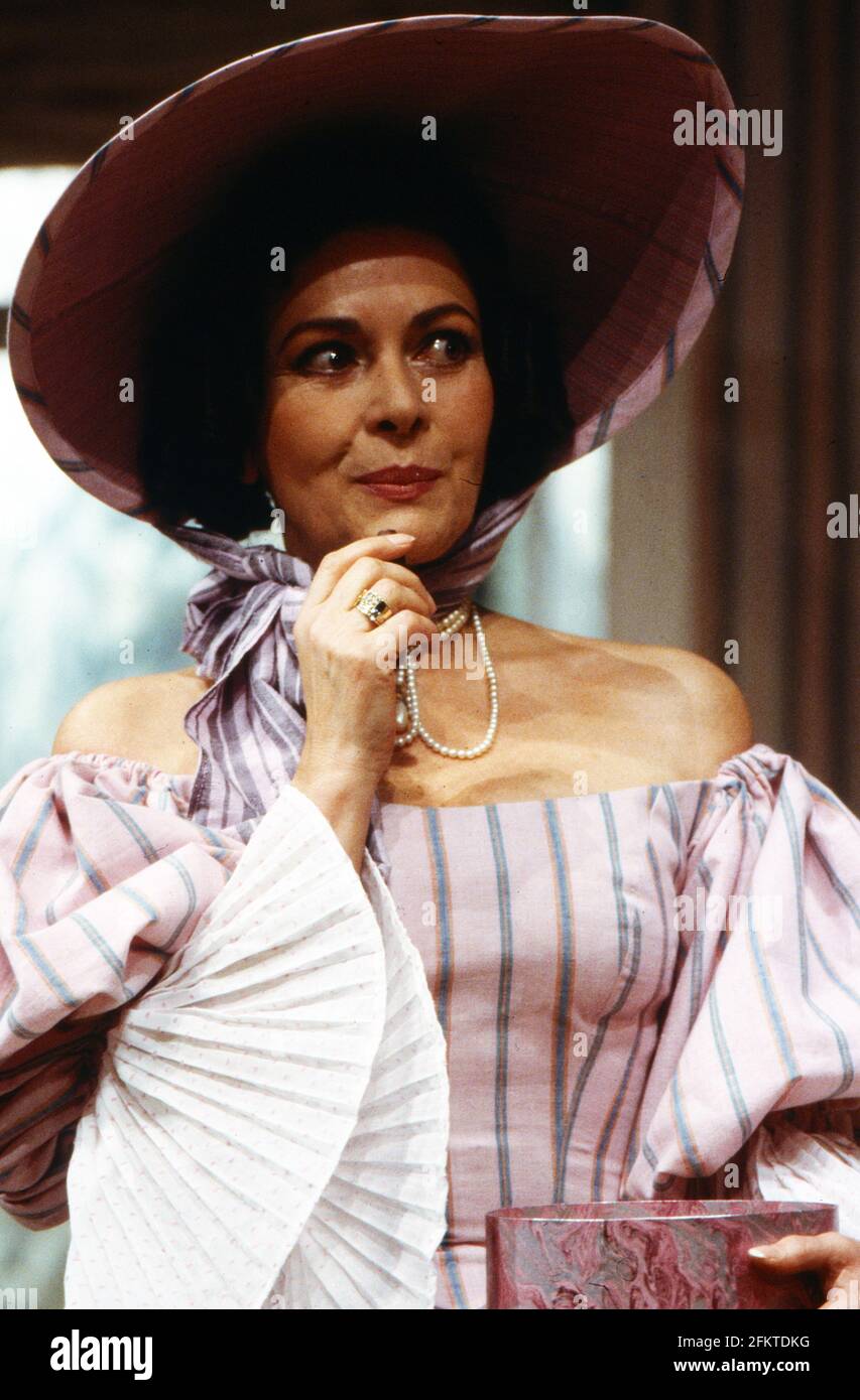 Karin Dor im Theaterstück "Fisch zu viert" in Hamburg, Deutschland 1987 ...