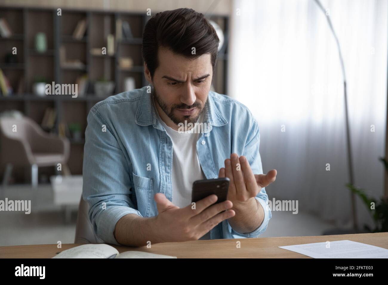 Man virtual screen news hi-res stock photography and images - Alamy