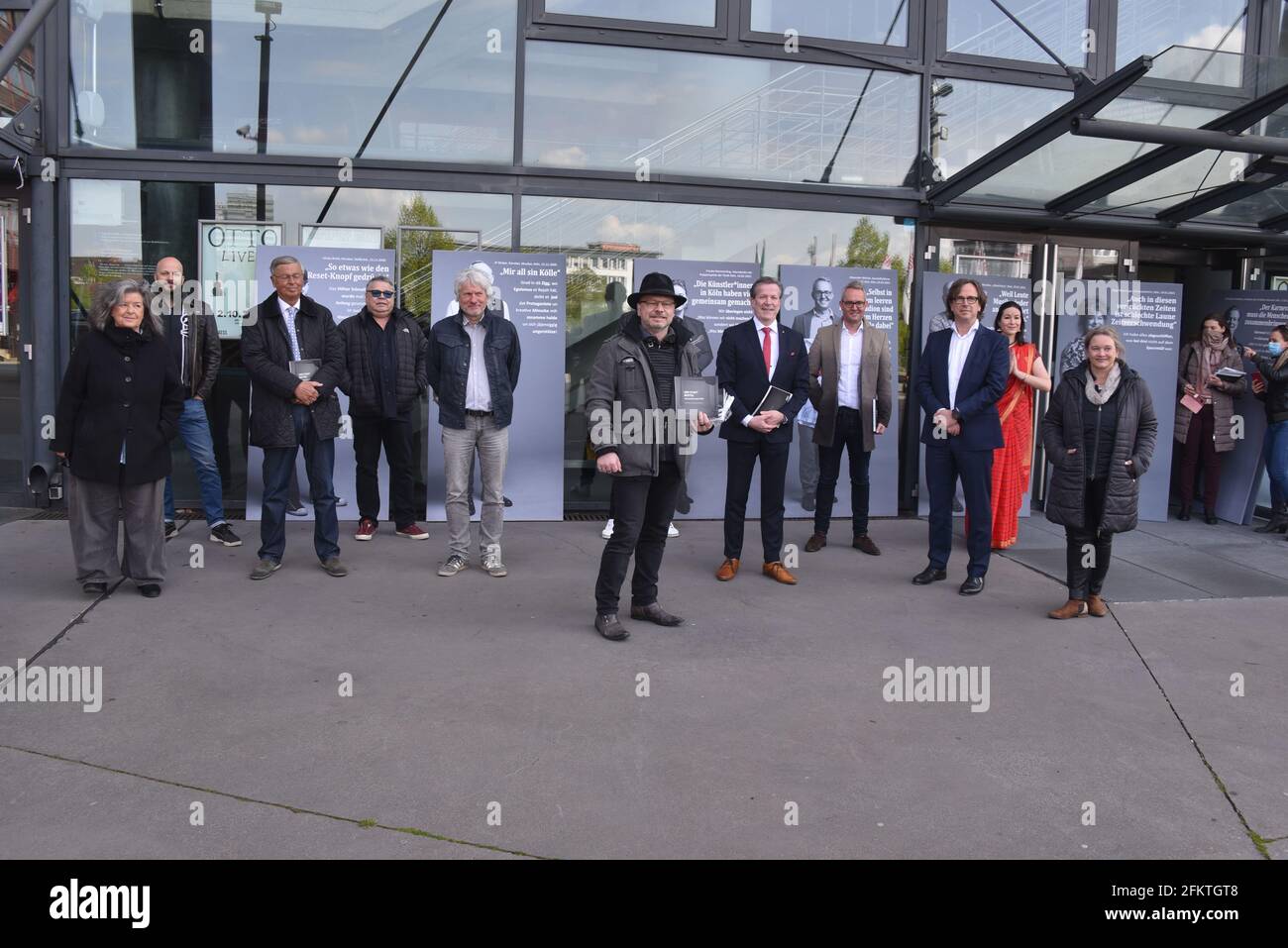 Large windows at ground level hi-res stock photography and images - Alamy