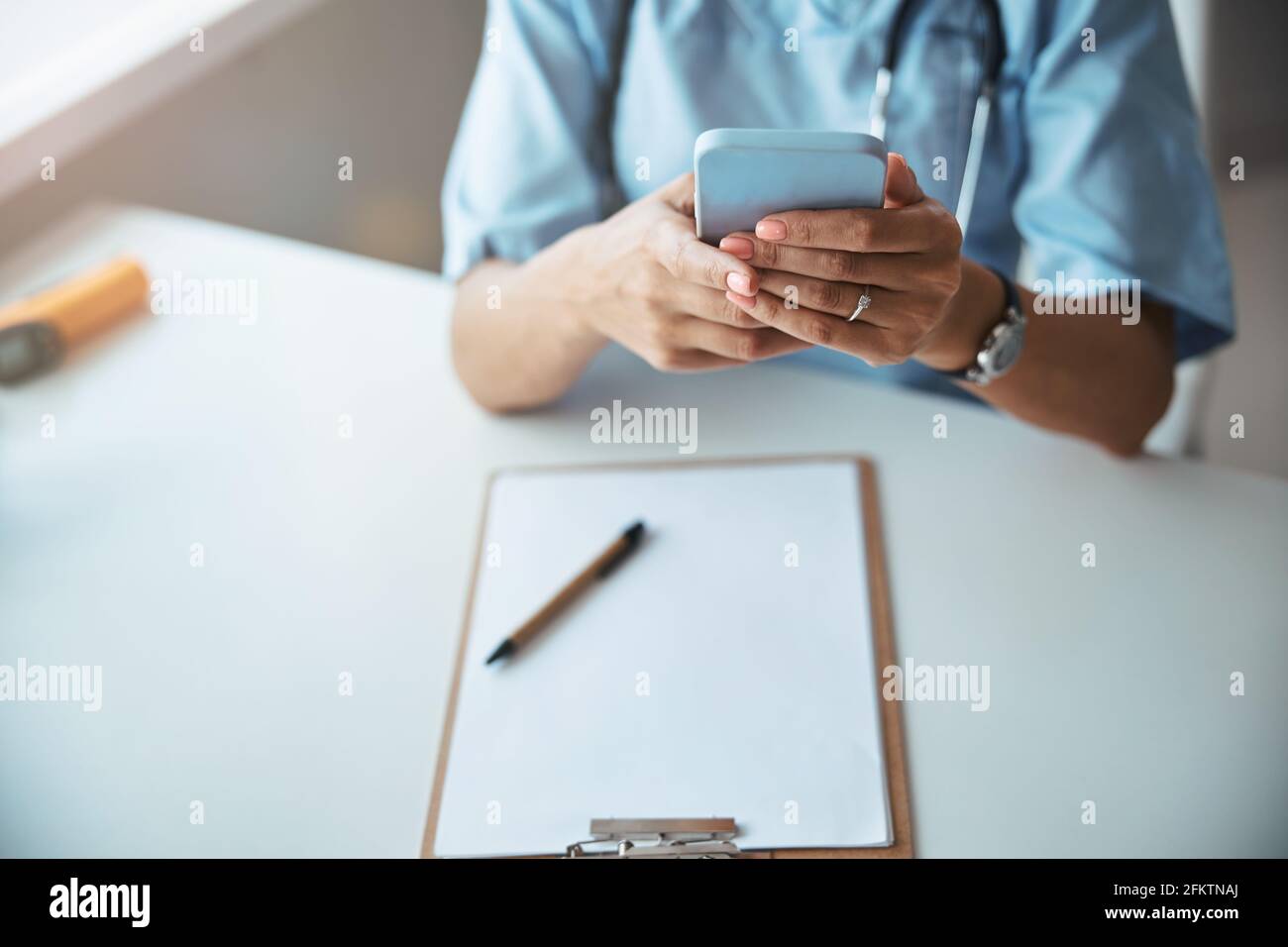 Female therapist phone hi-res stock photography and images - Alamy