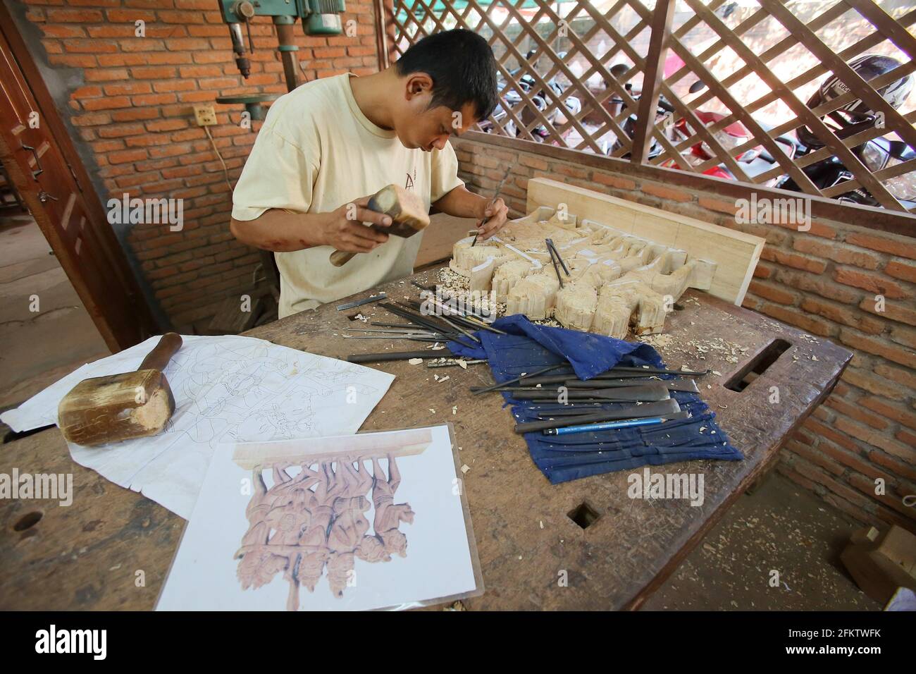Artisans angkor hi-res stock photography and images - Alamy