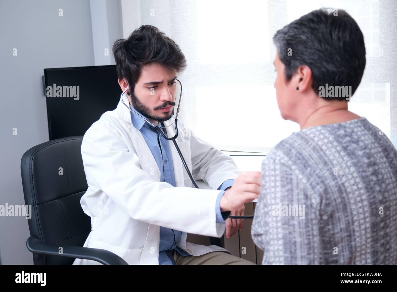 Doctor auscultation woman hi-res stock photography and images - Alamy