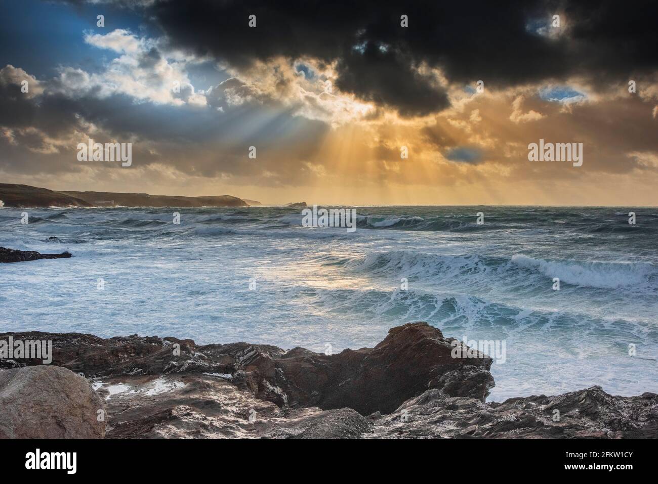 Crepuscular rays of the setting sun over Fistral Bay in Newquay in ...