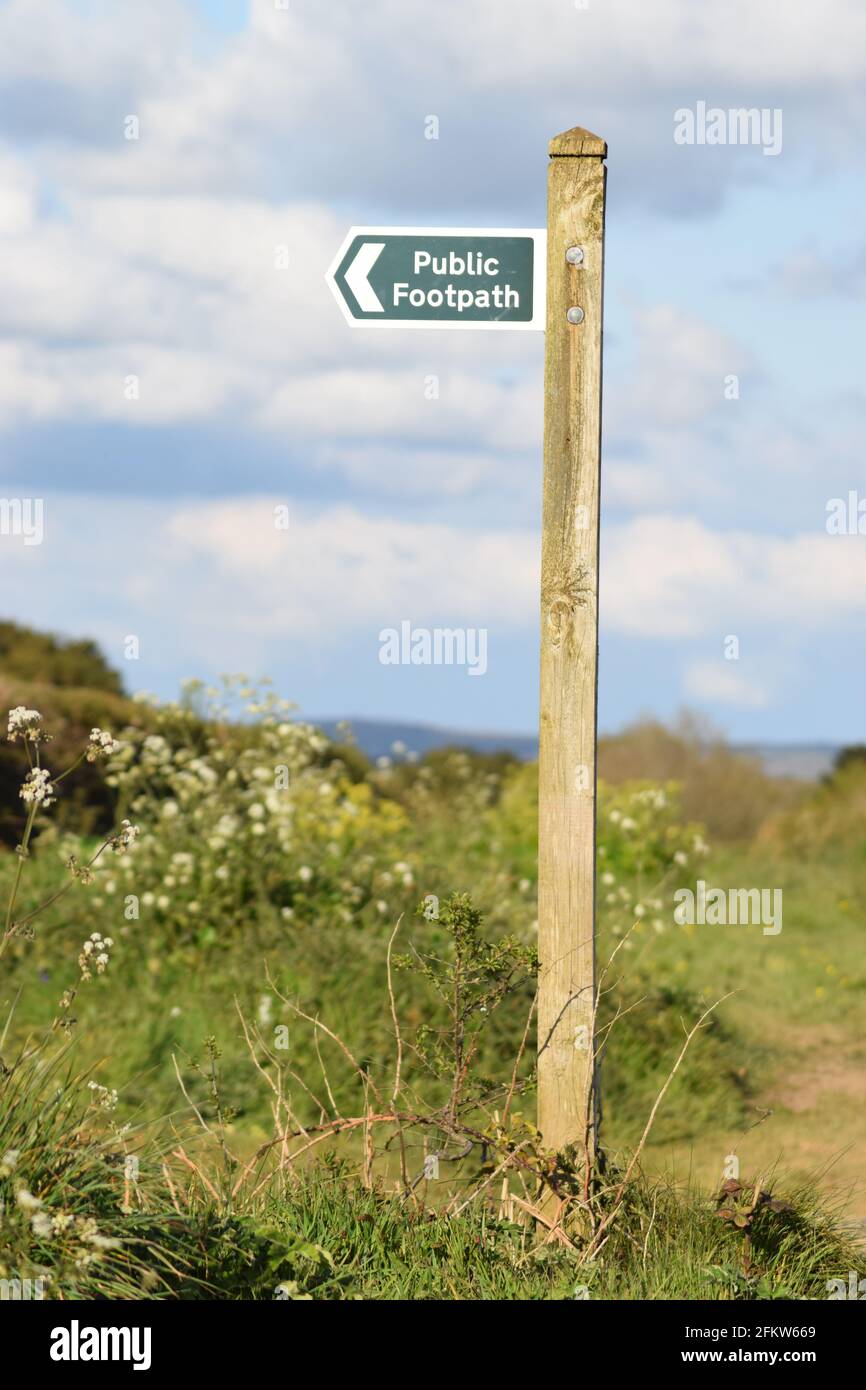 Footpath signage hi-res stock photography and images - Alamy