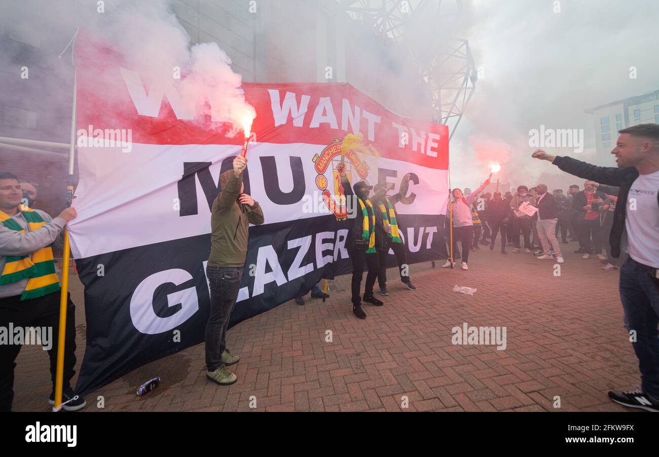 Manchester United fans protest outside Old Trafford Stock Photo - Alamy