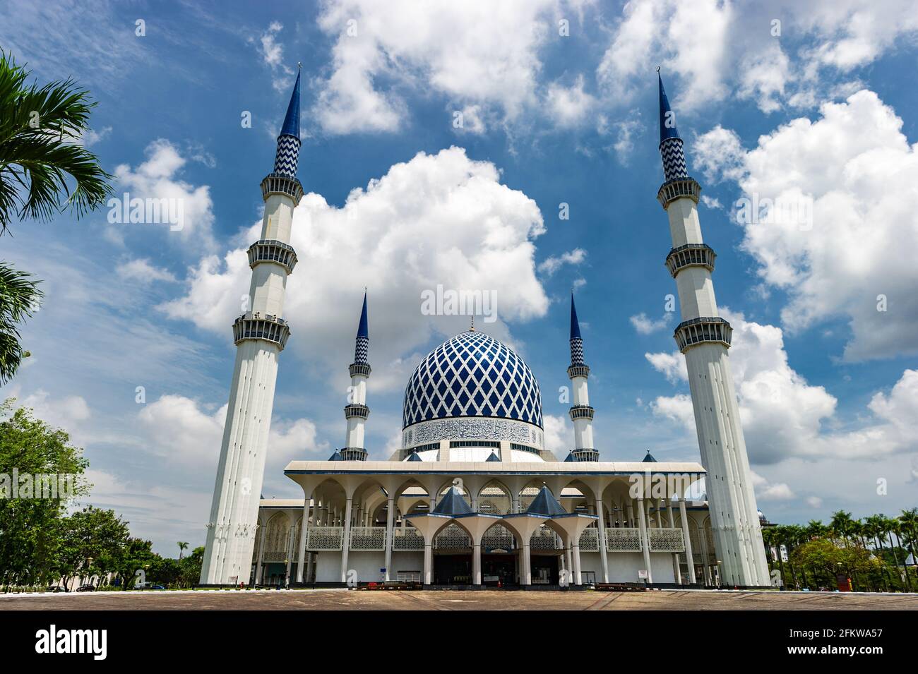 Sultan Salahuddin Abdul Aziz Mosque (Blue Mosque), Shah Alam, Malaysia ...