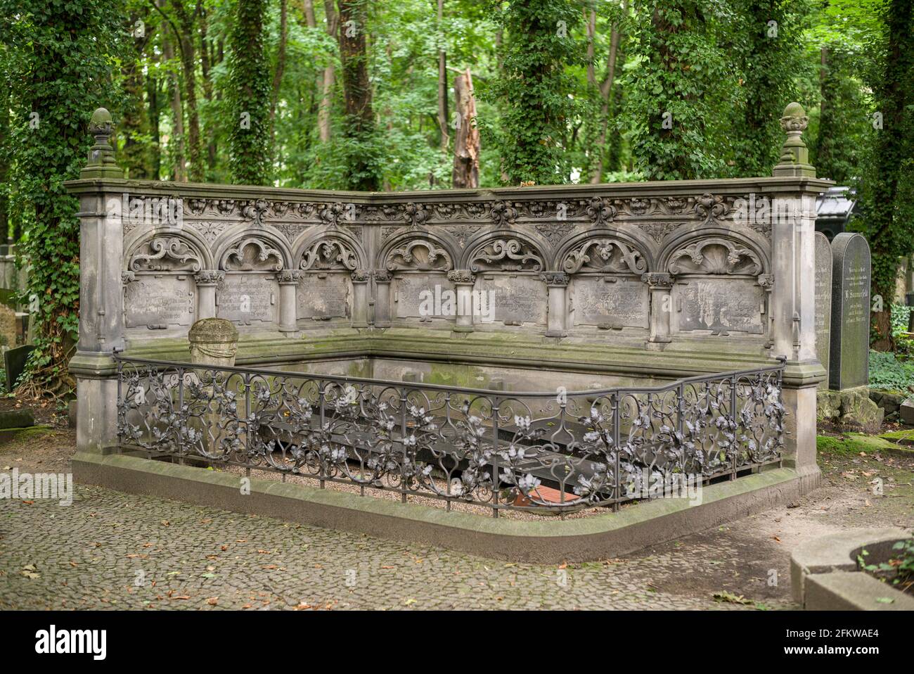Grave gravestone cemetery hi-res stock photography and images - Alamy