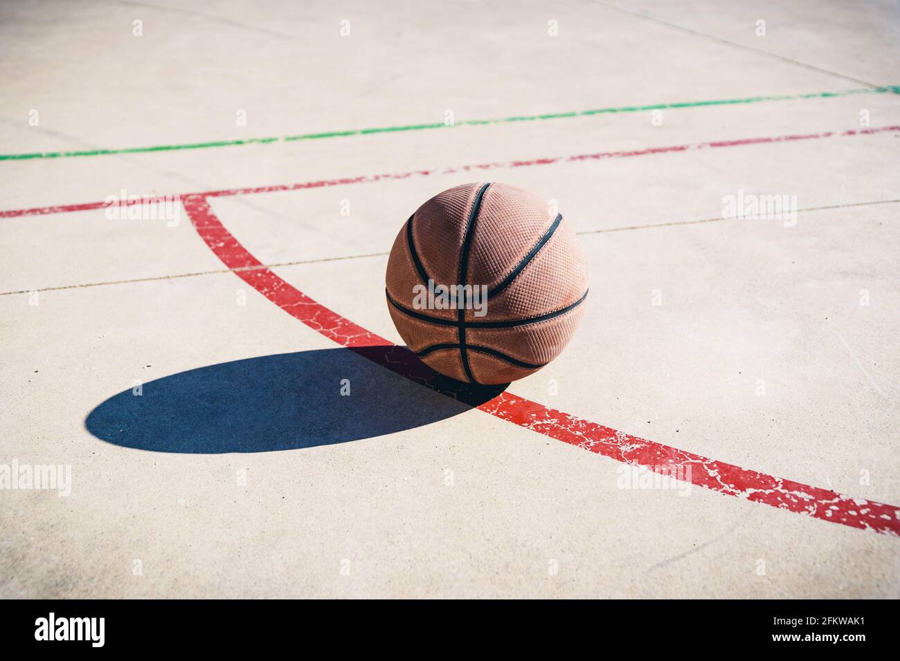 School team basketball outside hi-res stock photography and images - Alamy