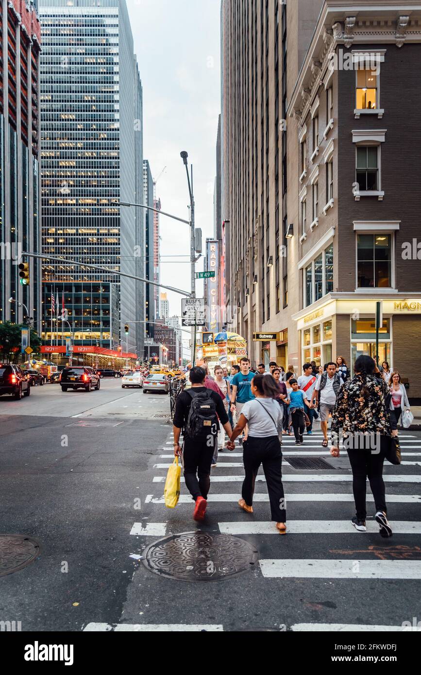 Busy street scene in new york city hi-res stock photography and images ...