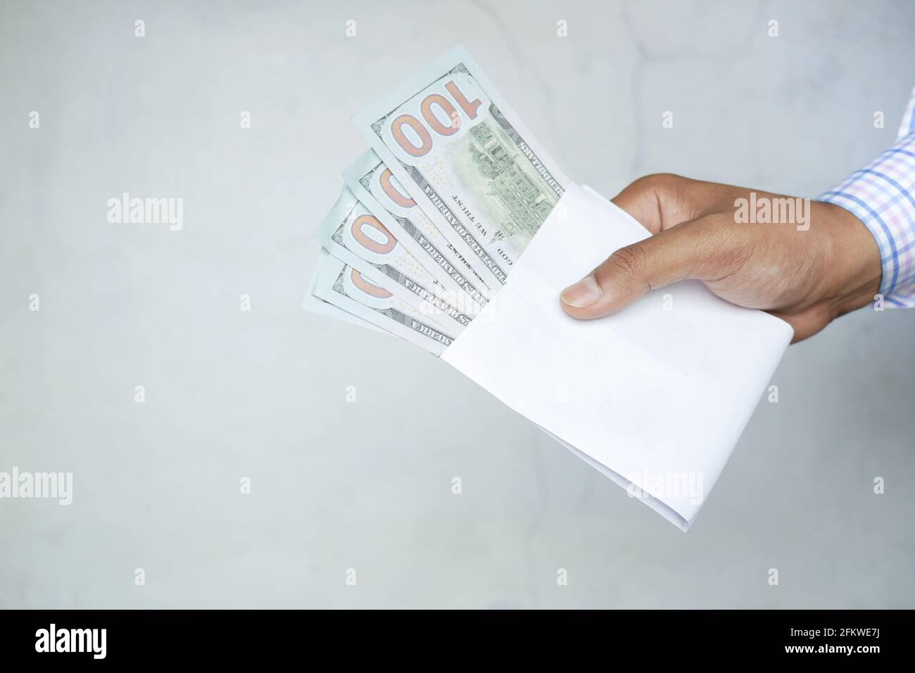 person hand putting cash in a envelope Stock Photo - Alamy