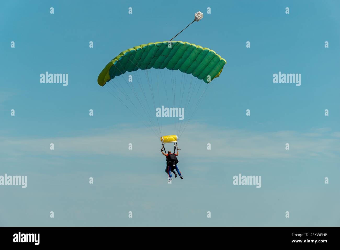Parachutists in air hi-res stock photography and images - Alamy