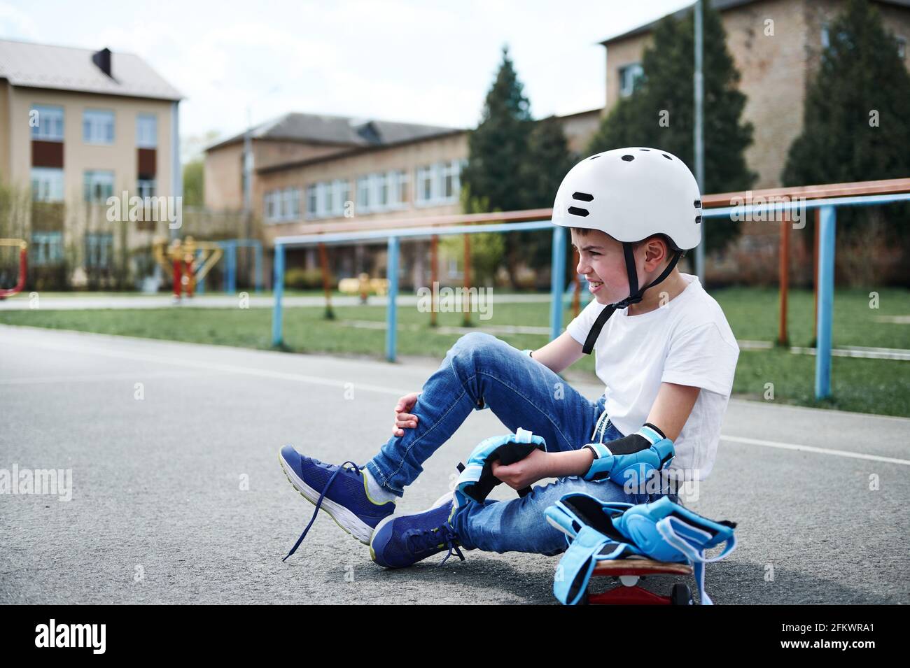 Skateboarder helmet knee pads hi-res stock photography and images - Alamy