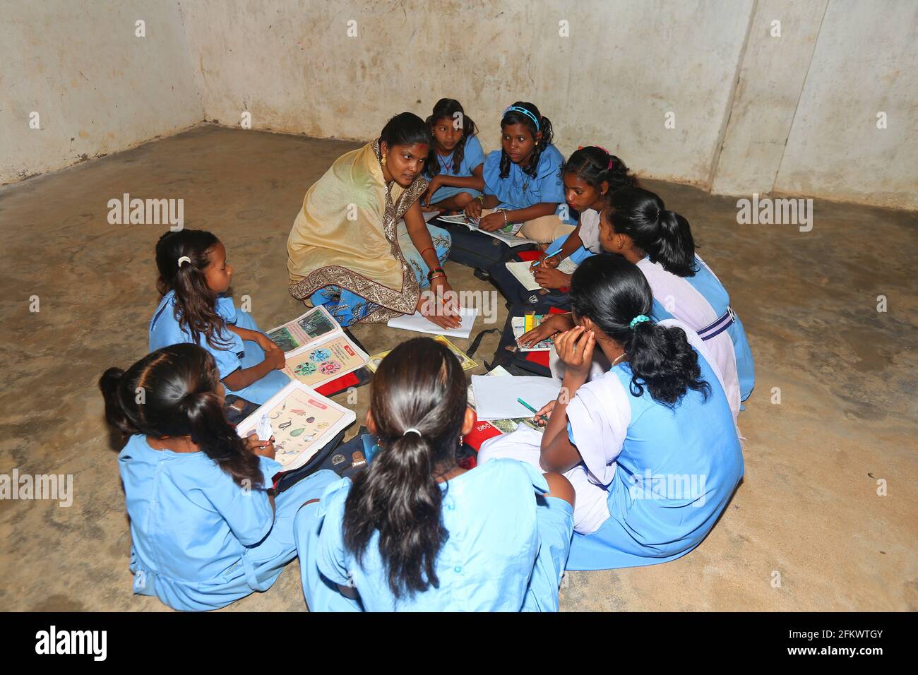 School girls classroom india hi-res stock photography and images - Alamy