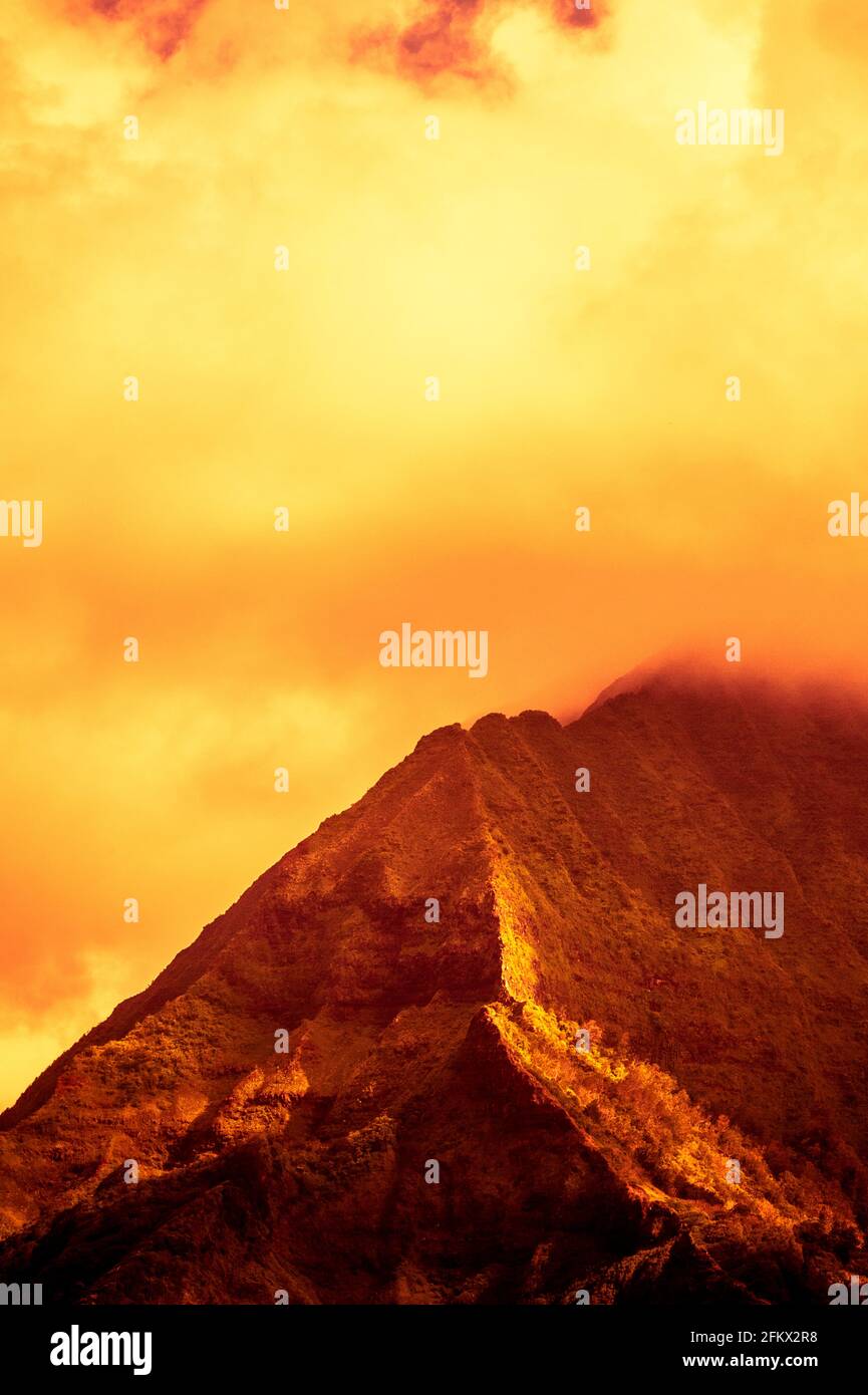 Mountain range on Oahu, Hawaii, covered with clouds Stock Photo - Alamy