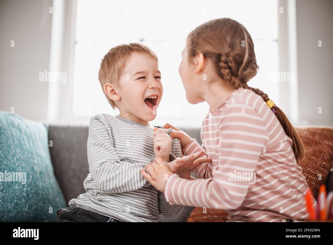 Kids fighting hi-res stock photography and images - Alamy