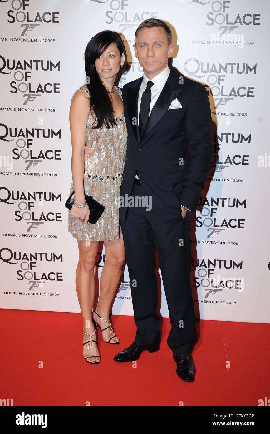 Daniel craig and partner hi-res stock photography and images - Alamy
