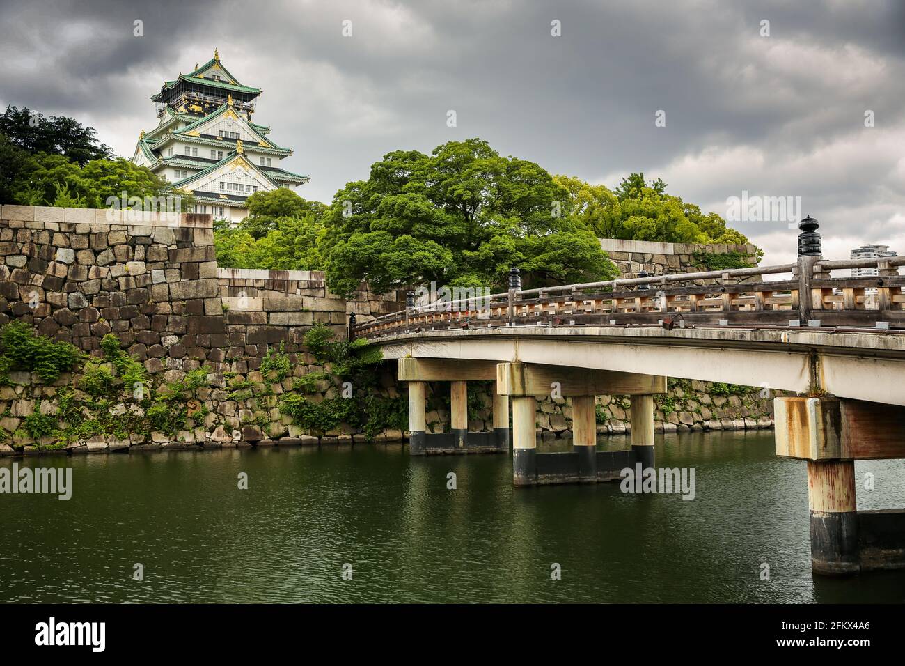 Osaka Castle and Gokuraku-bashi Bridge across the surrounding water ...