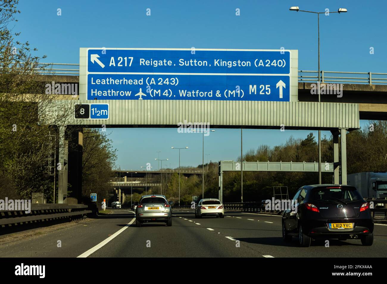 M25 motorway blue sign hi-res stock photography and images - Alamy