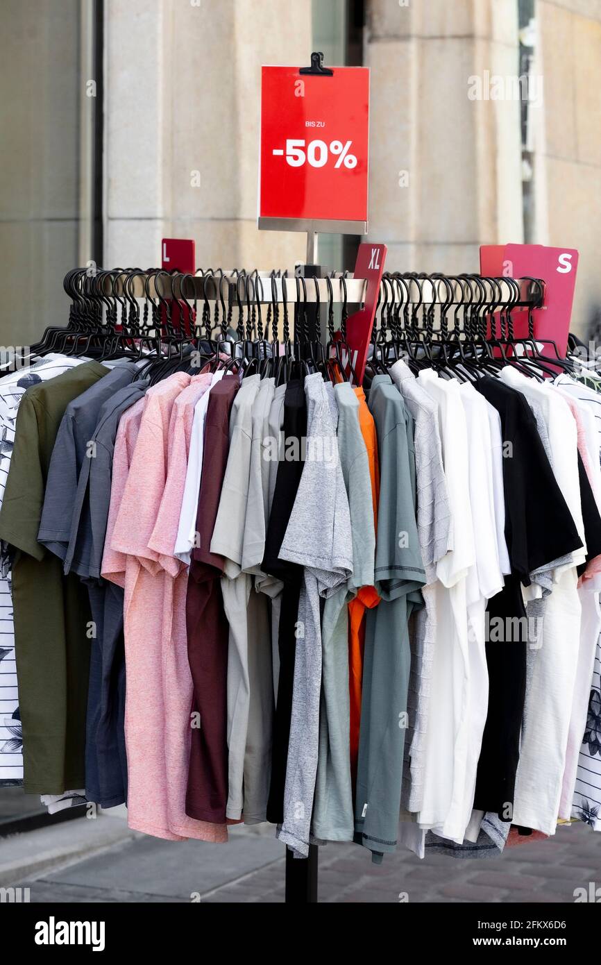 Bis zu minus 50 prozent hi-res stock photography and images - Alamy