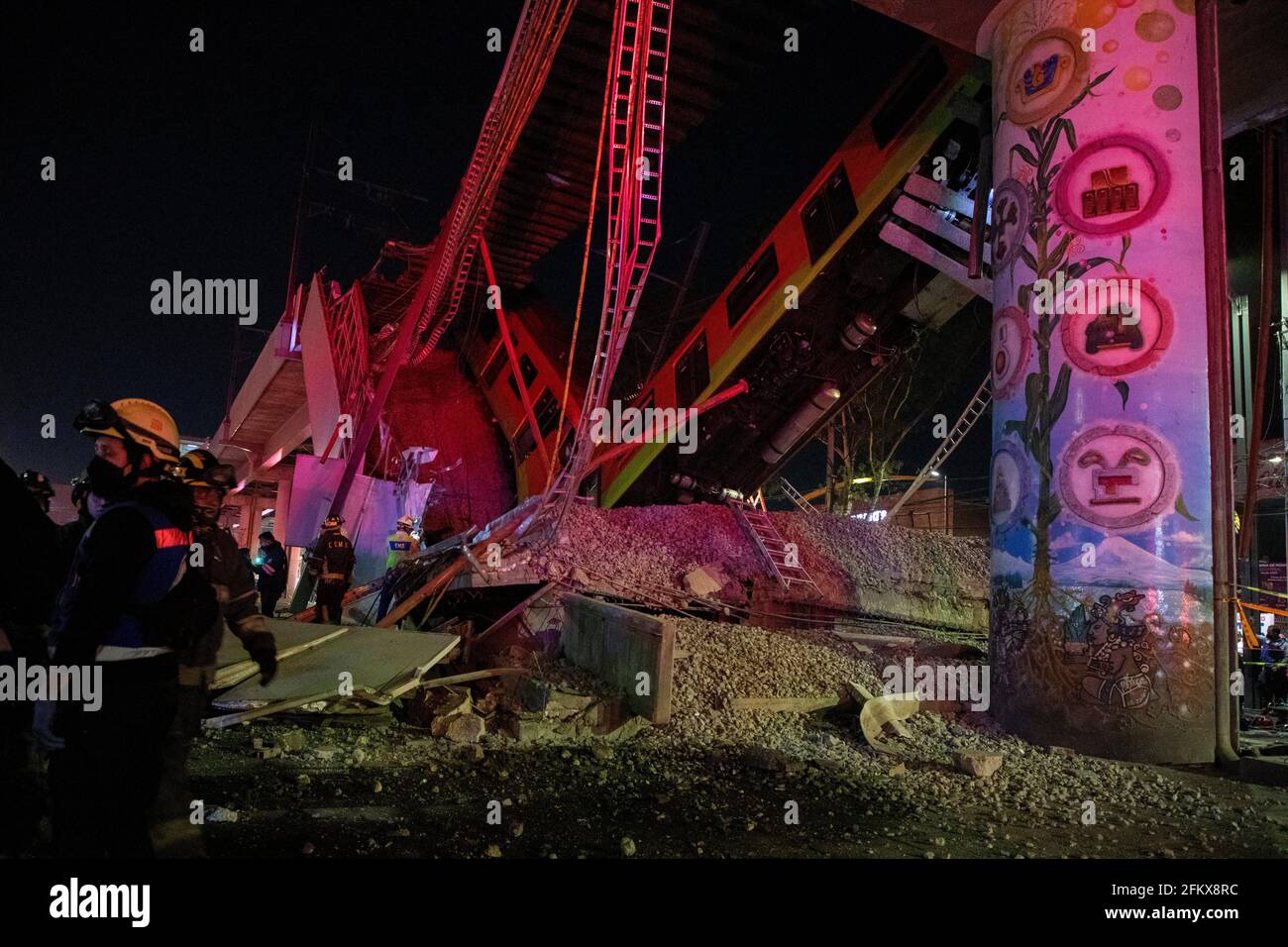 Mexiko Stadt, Mexico. 04th May, 2021. Aid workers and rescuers stand in ...