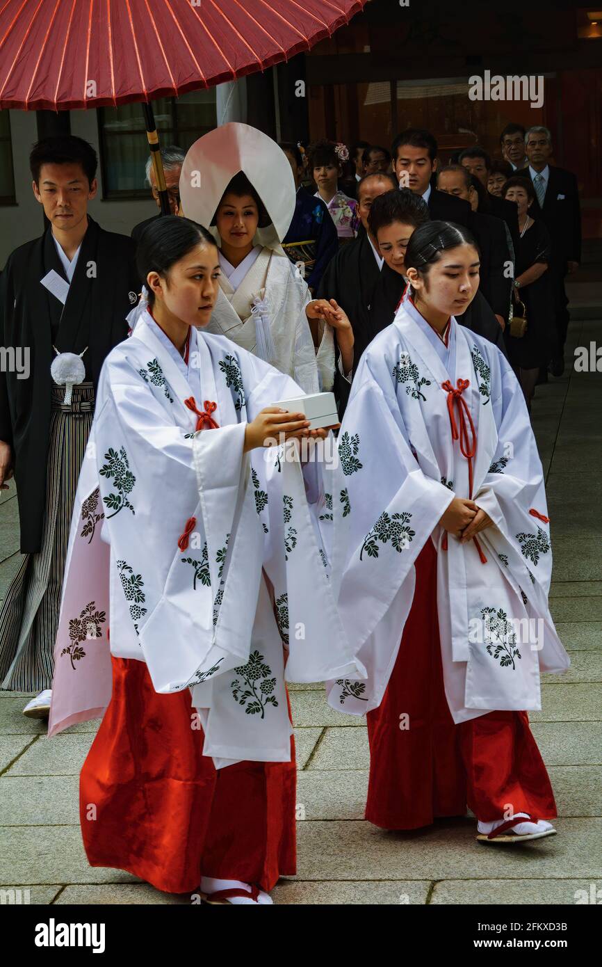 Tokio, Japan - July 19, 2009: Japanese wedding ceremony at Meiji Jingu ...