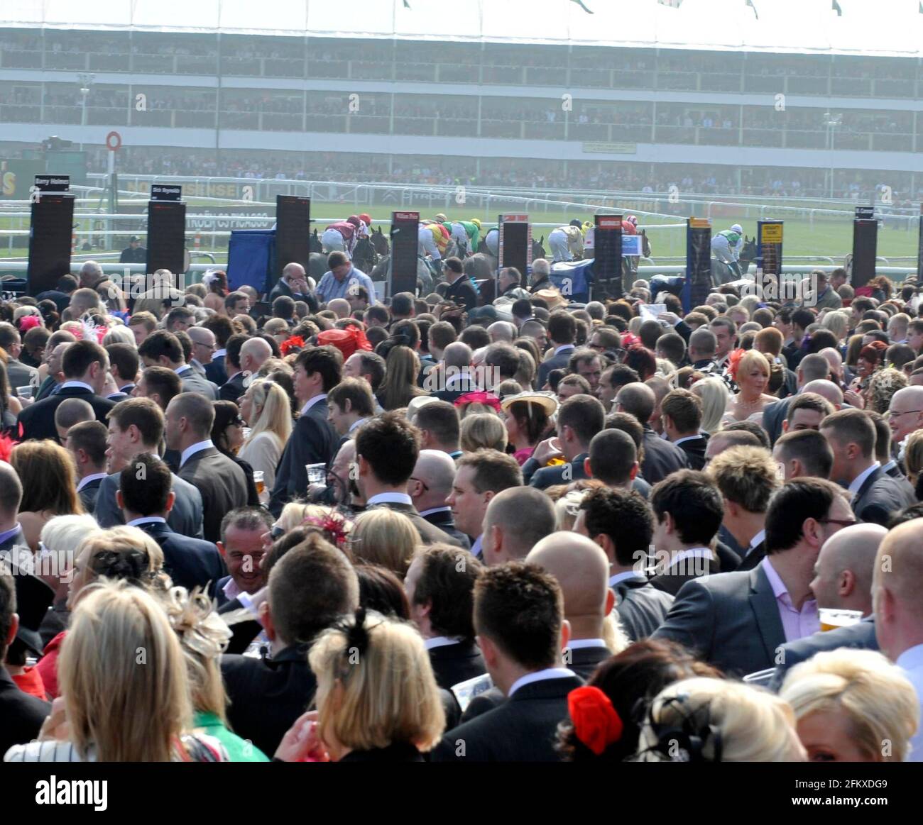 RACING AT AINTREE. 2nd DAY. 3/4/09. PICTURE DAVID ASHDOWN Stock Photo ...