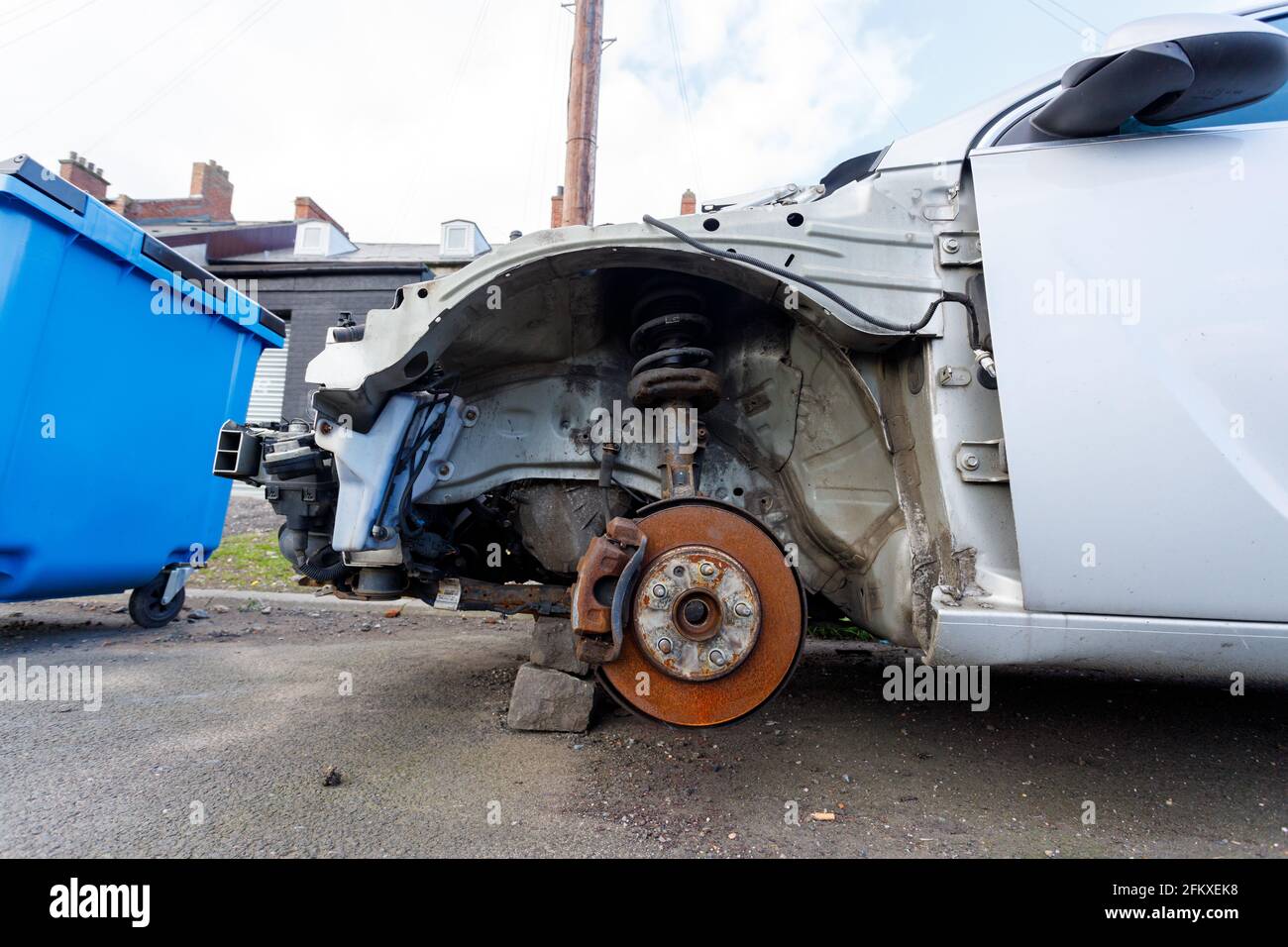 Car with no wheels hi-res stock photography and images - Alamy