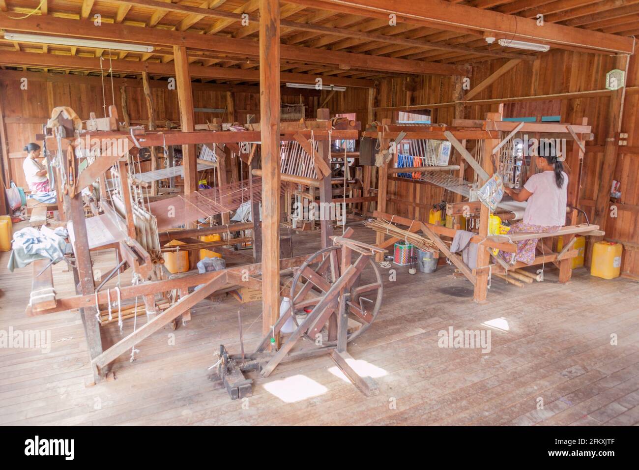 INLE, MYANMAR - NOVEMBER 28, 2016: Looms in Myat Pwint Chel weaving ...