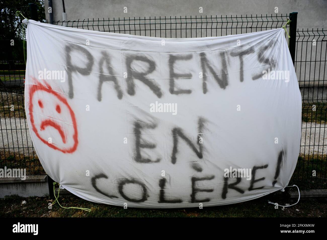 Closing down class banner hi-res stock photography and images - Alamy